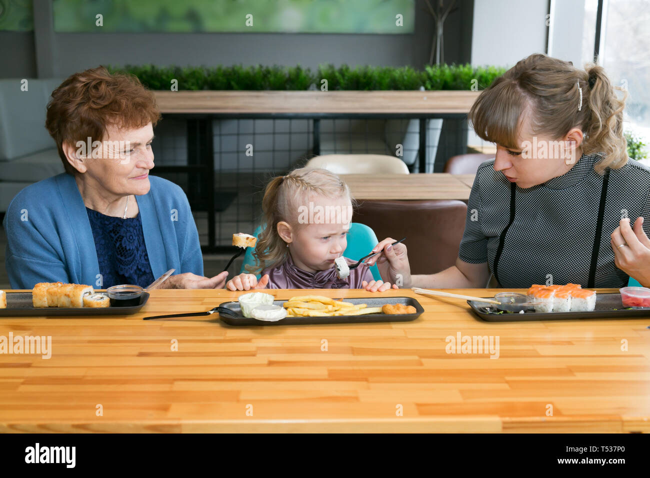 The child does not want to eat there, but his parents force him to eat ...