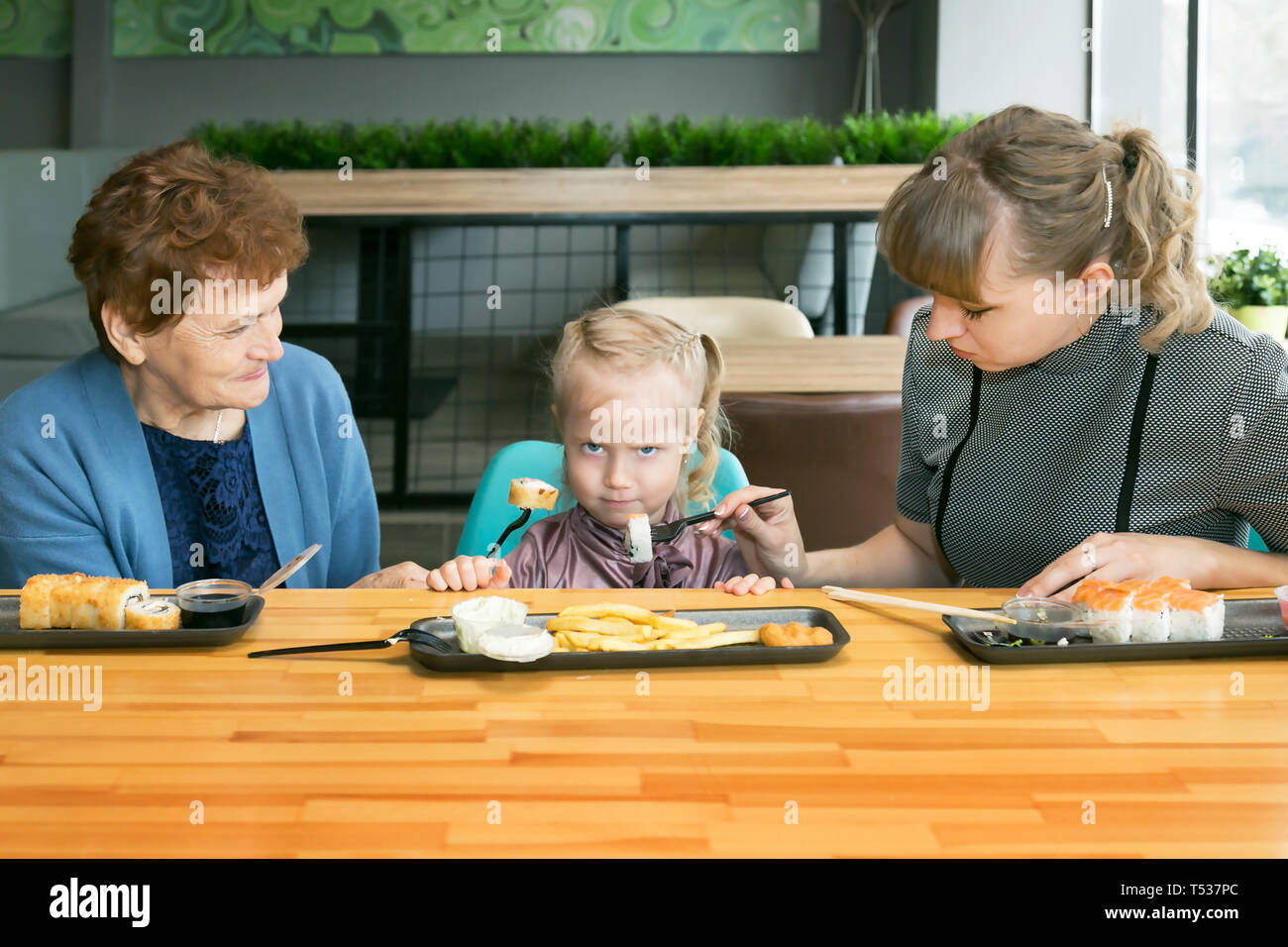 The child does not want to eat there, but his parents force him to eat ...