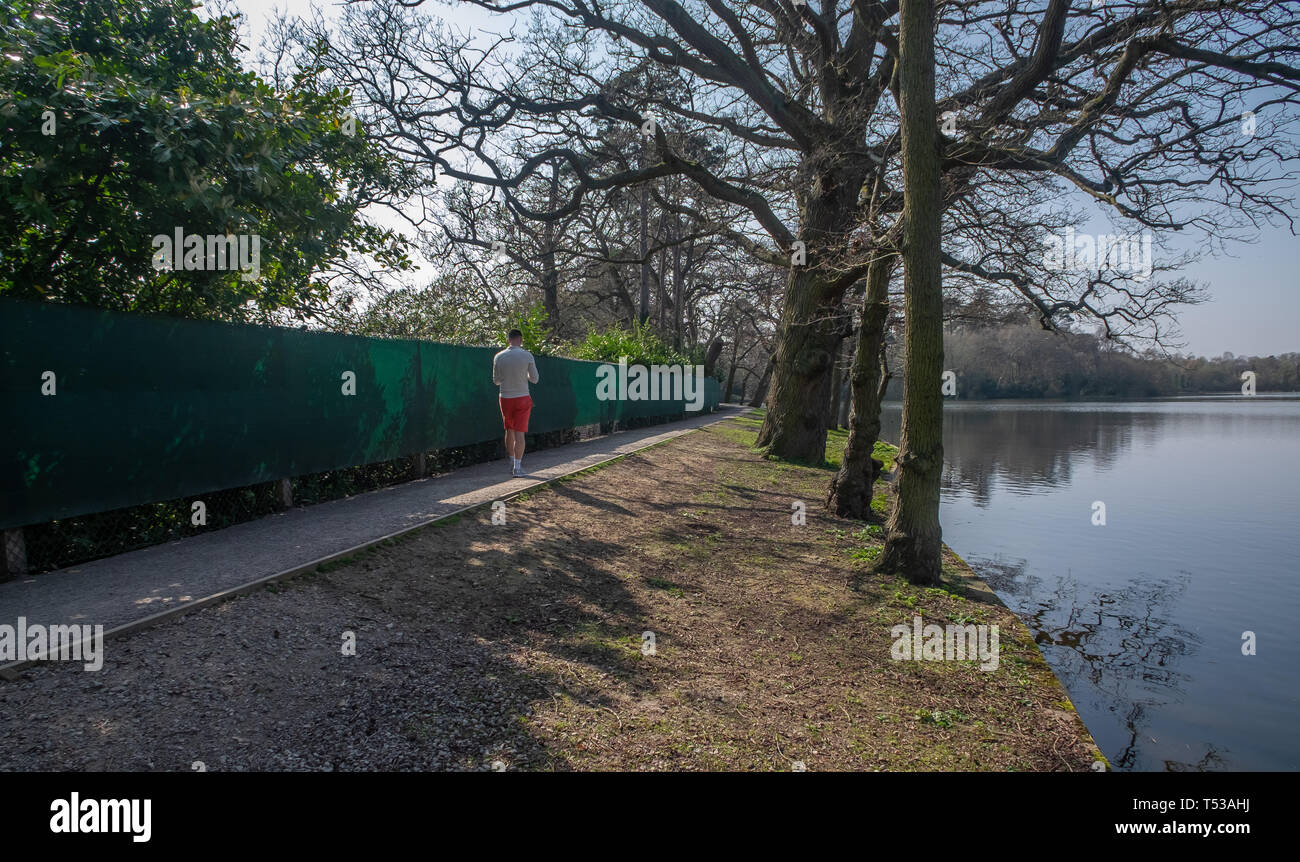 South Lake - Woodley In Berkshire Stock Photo - Alamy