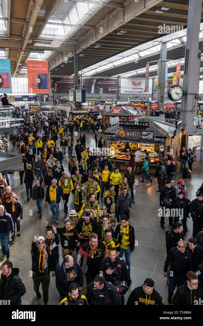 Soccer crowd fcb hi-res stock photography and images - Alamy