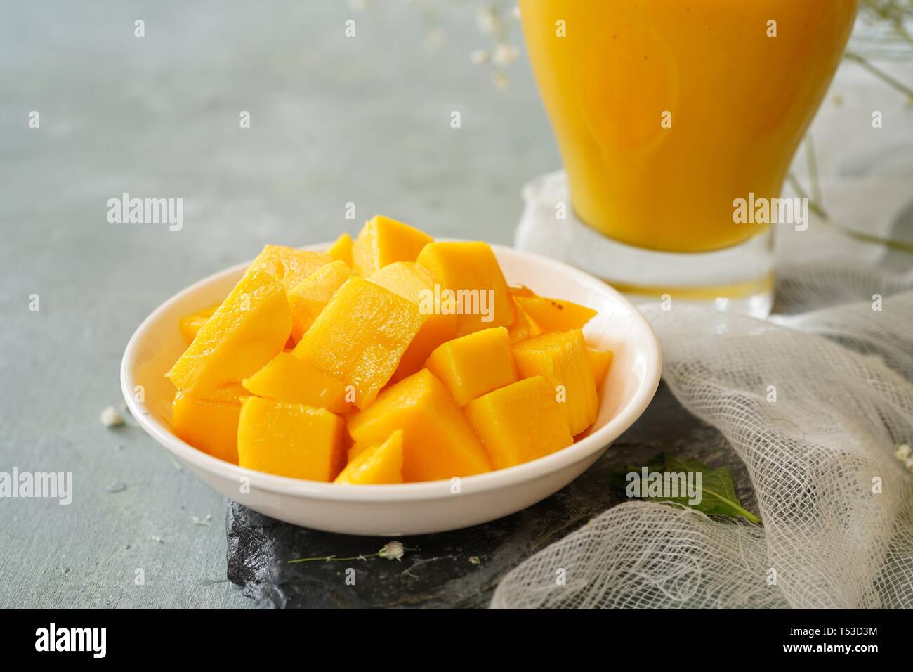 Side of mangoes hi-res stock photography and images - Alamy