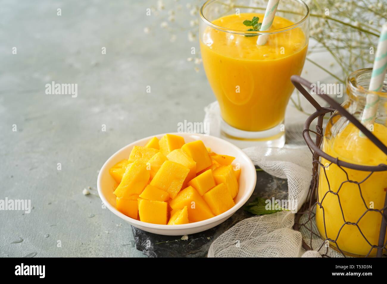 Side of mangoes hi-res stock photography and images - Alamy
