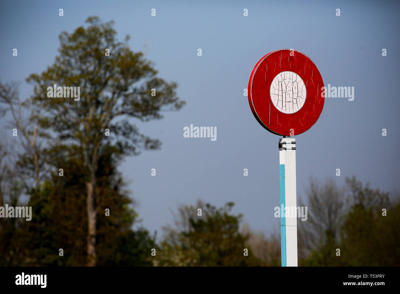 The winning line sign at Kempton Park Racecourse Stock Photo - Alamy