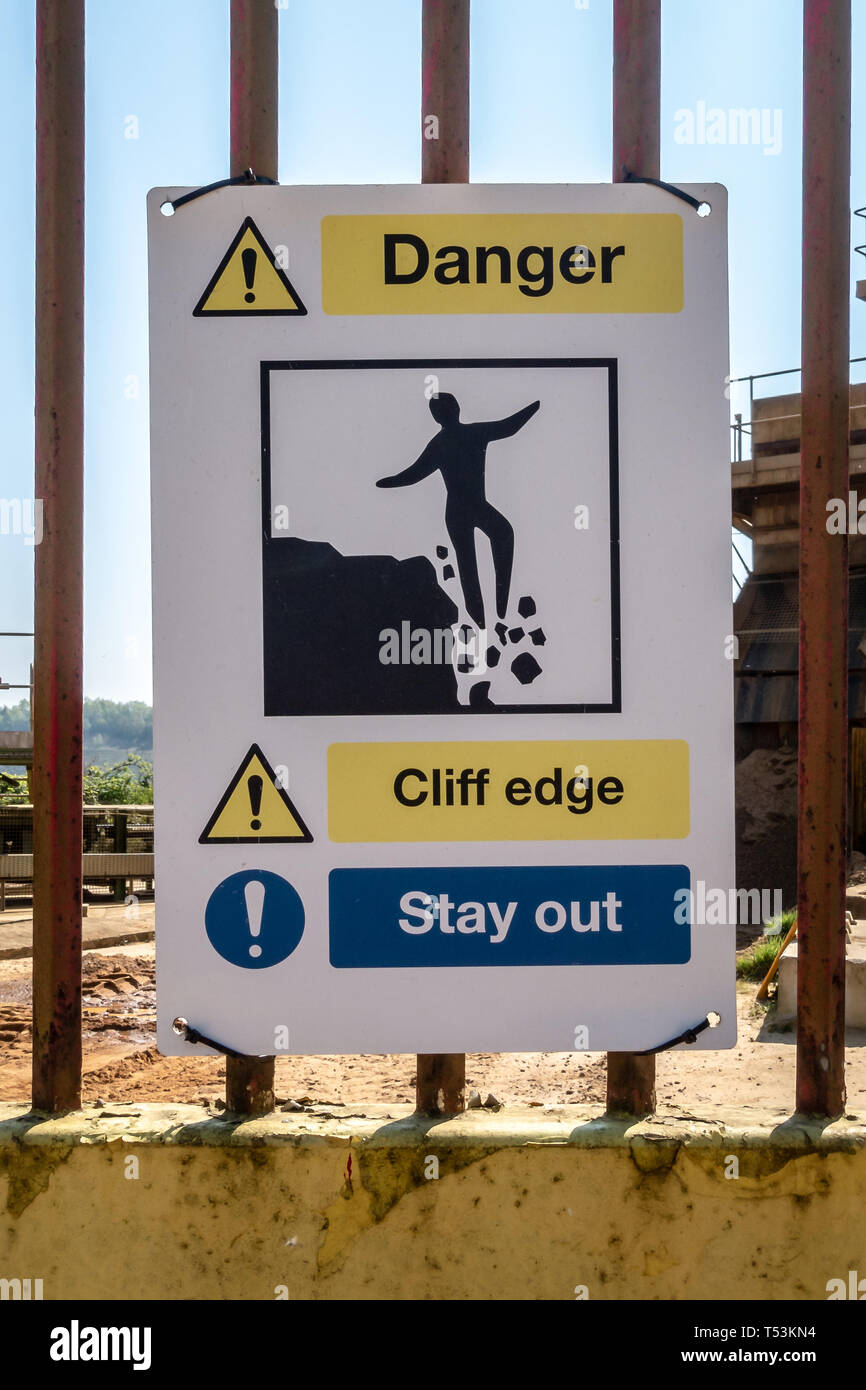 Danger unstable cliff edge warning hi-res stock photography and images ...