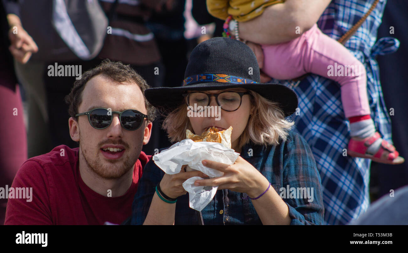 Couple enjoying an outdoor snack of take away food Stock Photo - Alamy
