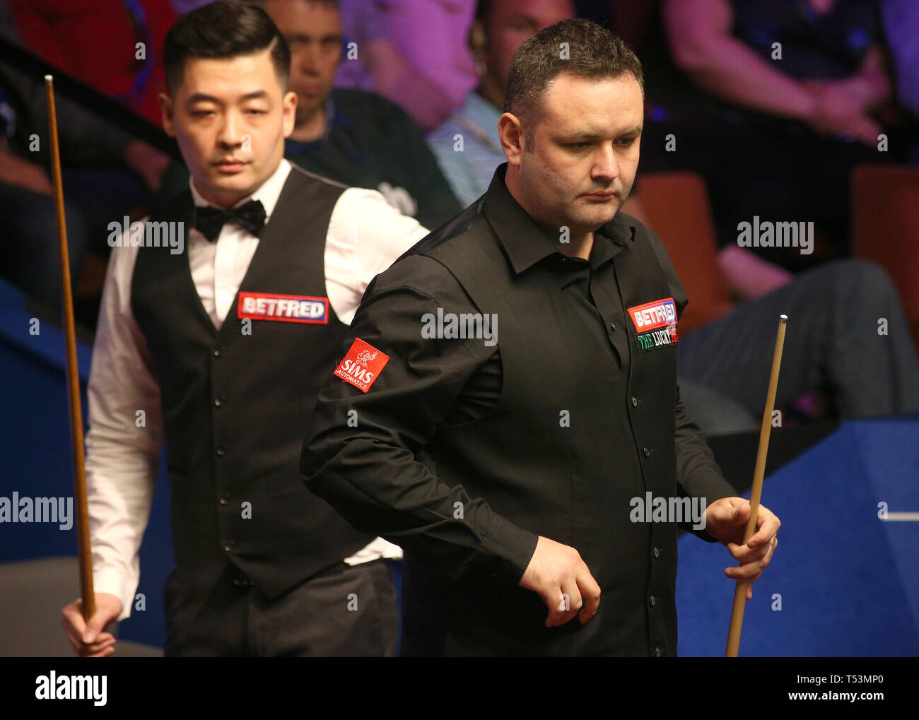 Tian Pengfei and Stephen Maguire during day one of the 2019 Betfred ...