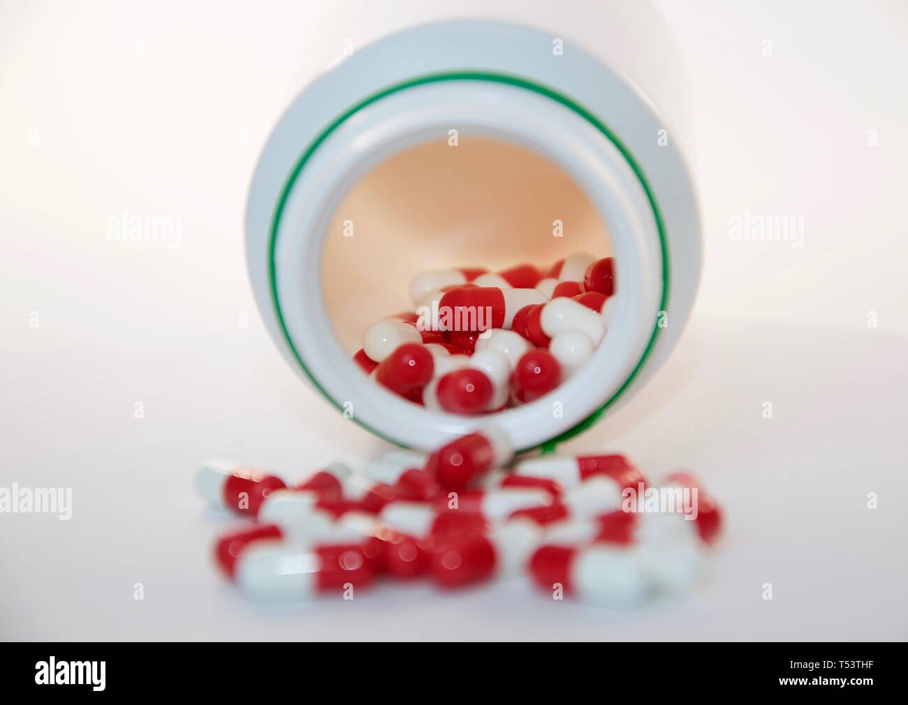 White and red capsules isolated Stock Photo - Alamy