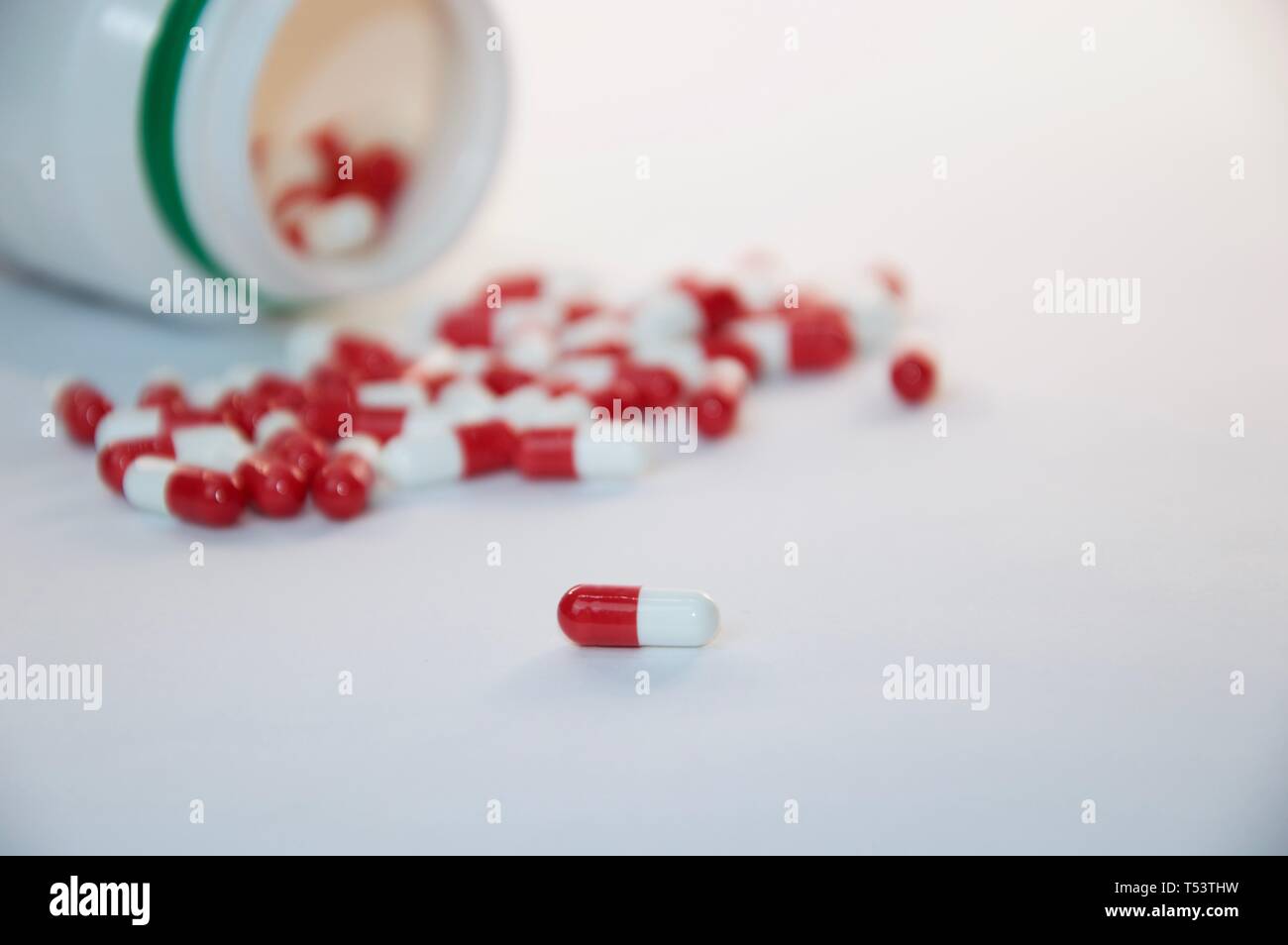 Medical capsules falling hi-res stock photography and images - Alamy