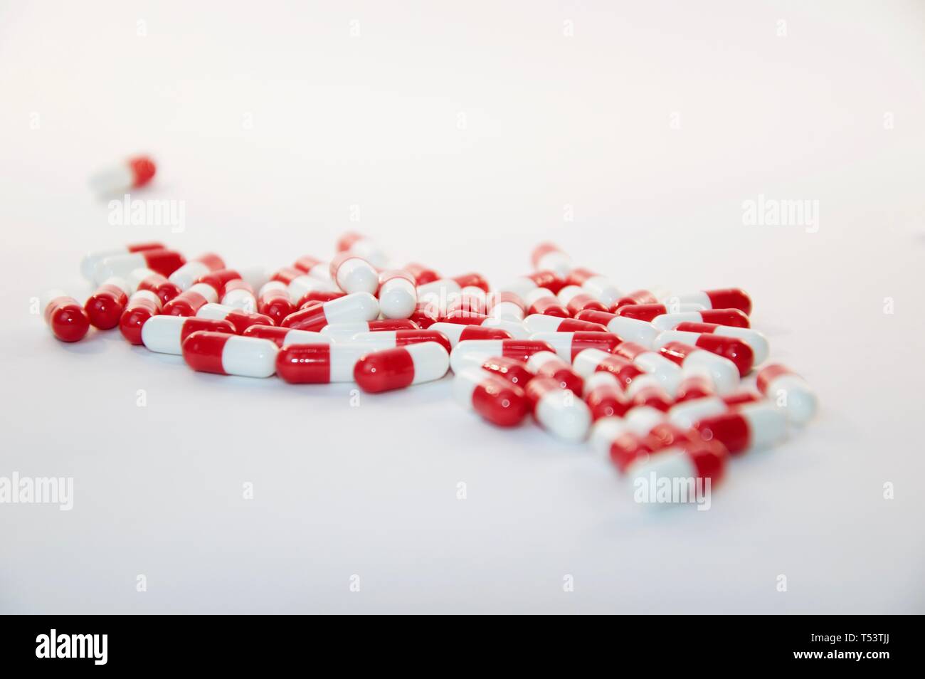 White and red capsules isolated Stock Photo - Alamy