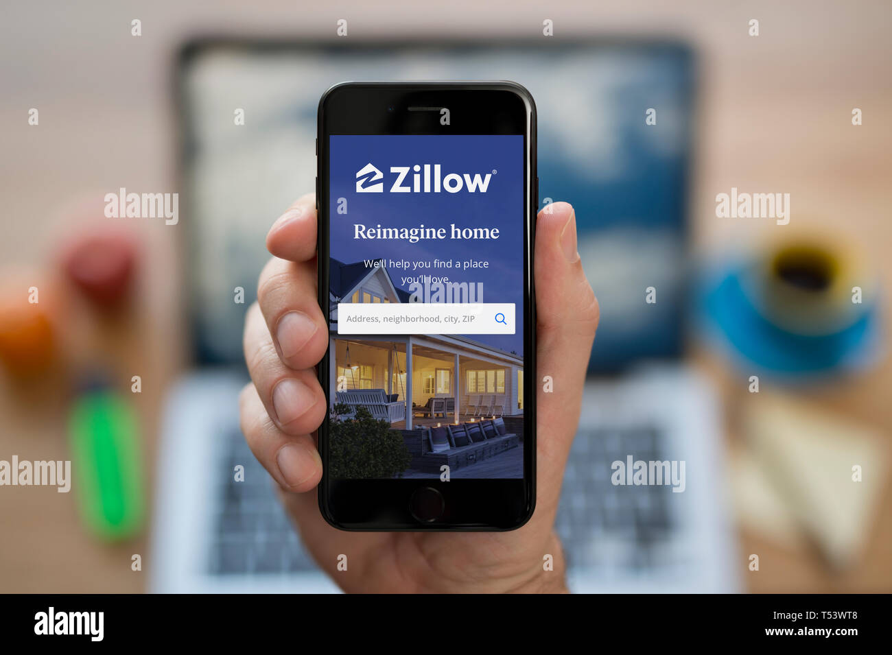 Zillow app phone hi-res stock photography and images - Alamy