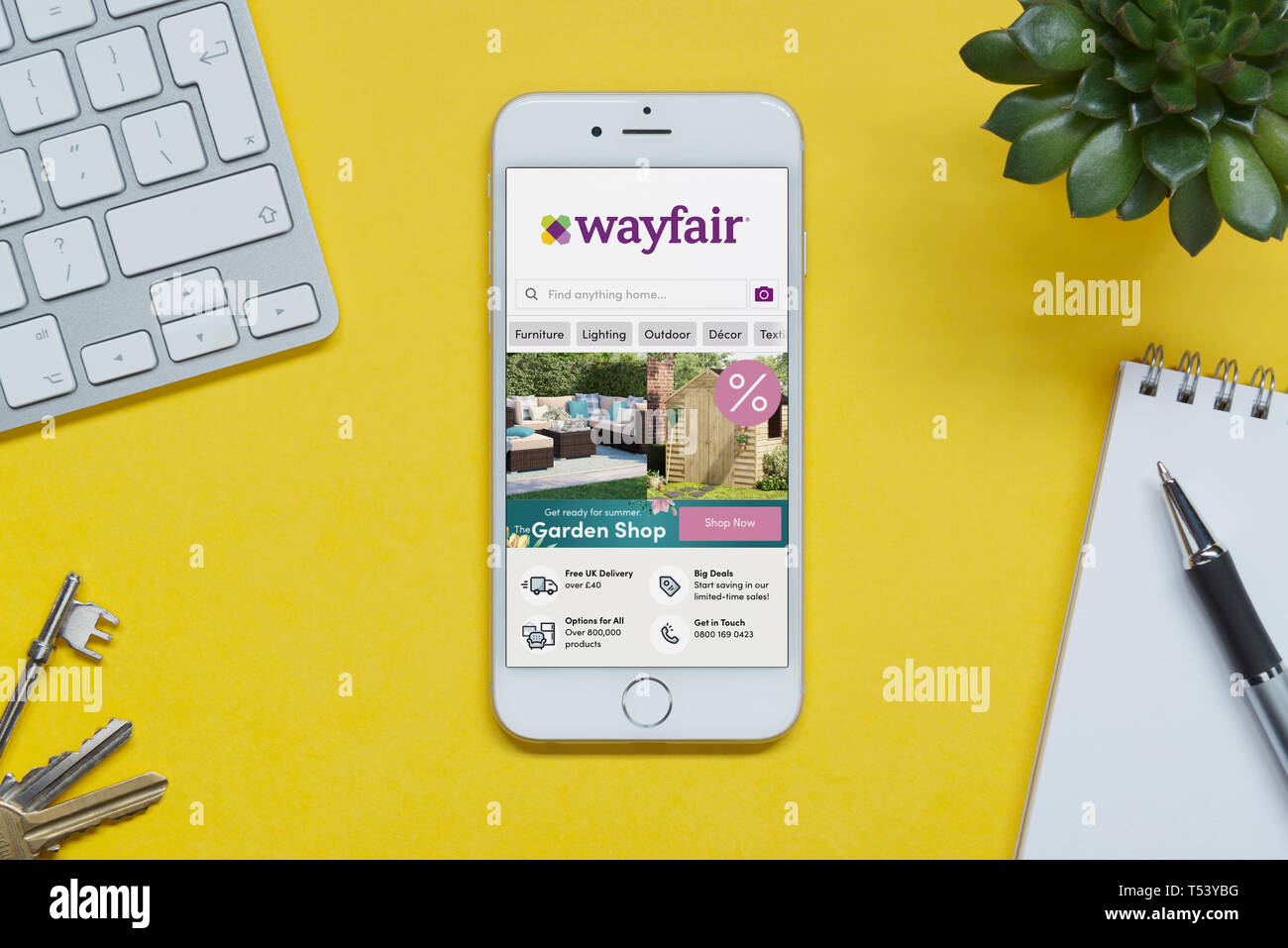 Wayfair logo hi-res stock photography and images - Alamy