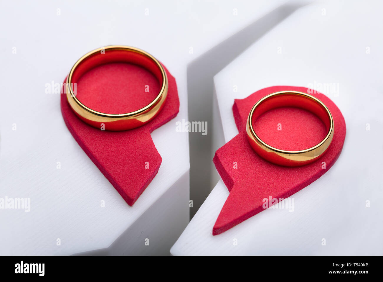 Broken wedding ring hi-res stock photography and images - Alamy