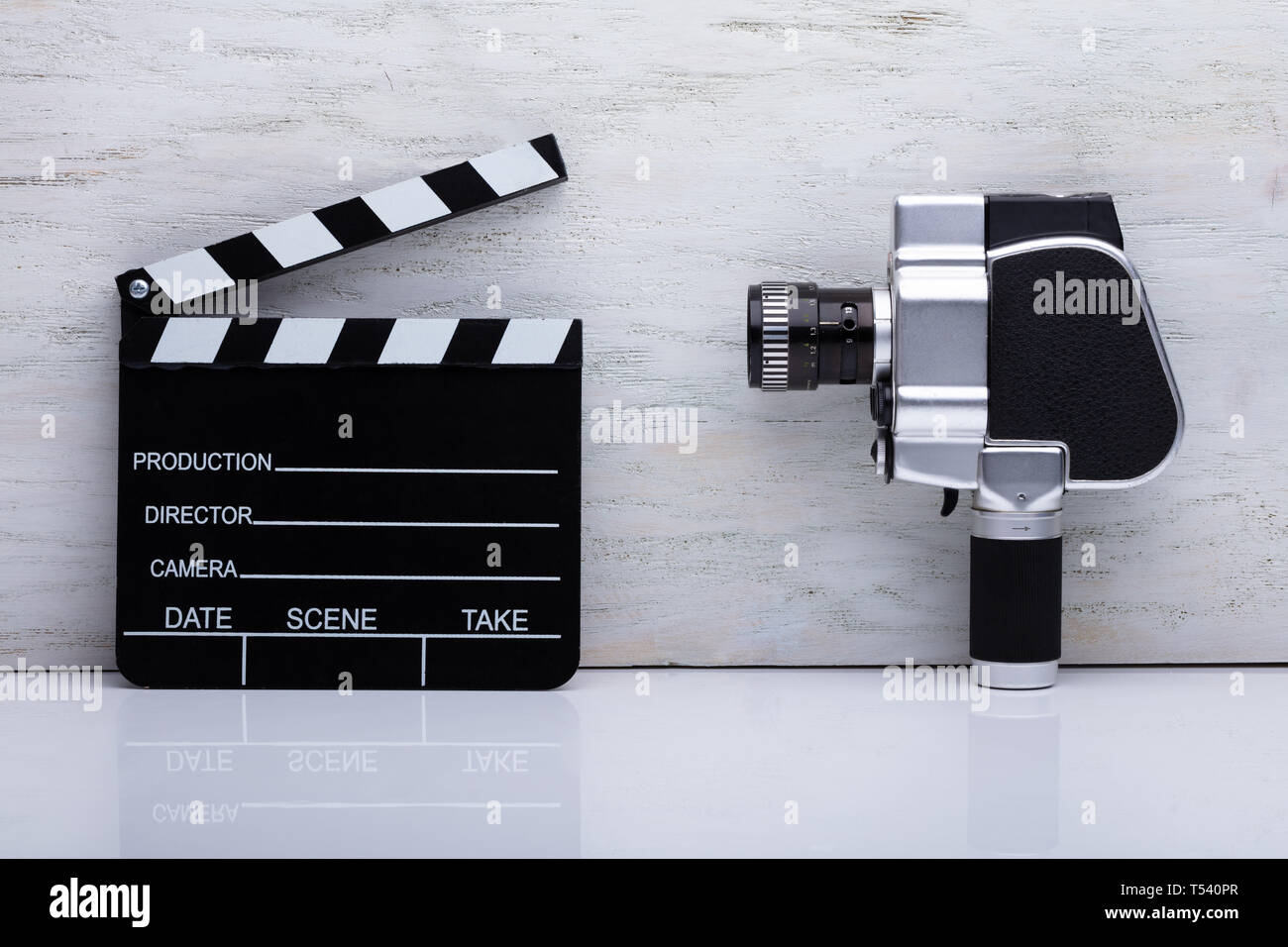 Vintage movie camera table hi-res stock photography and images - Alamy