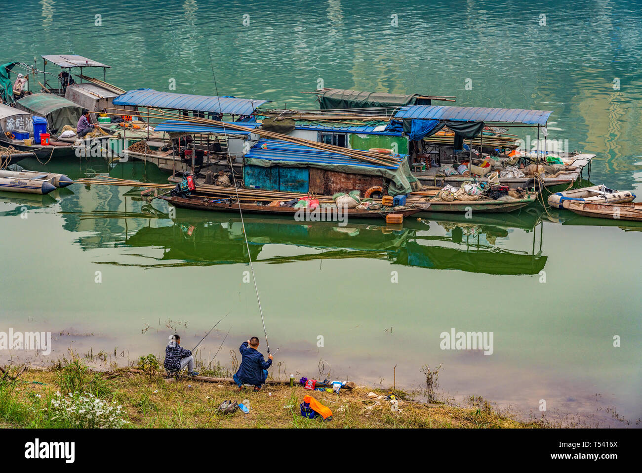 Traditional chinese boats on yangtze hi-res stock photography and ...