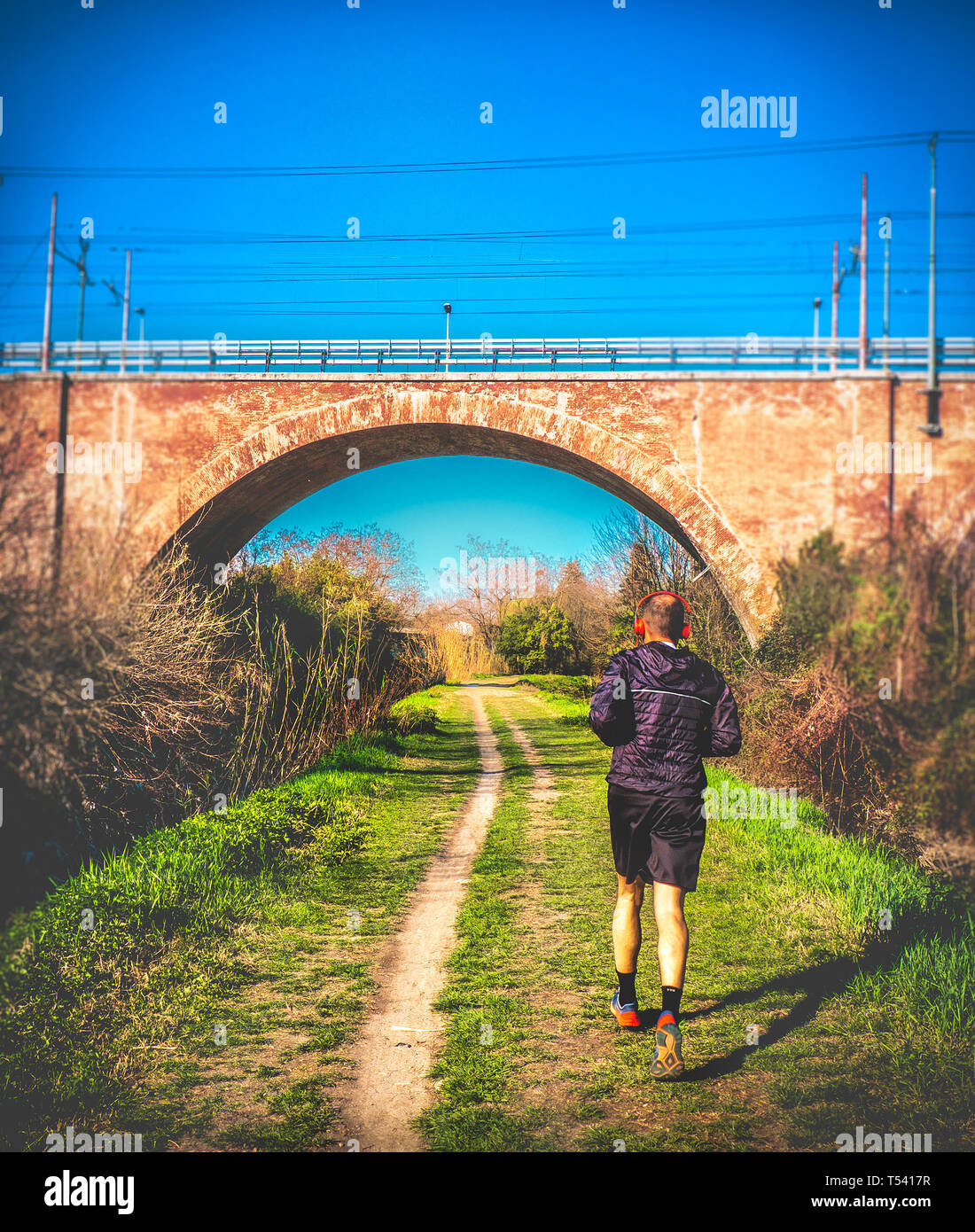 individual jogging marathon in urban park uber the bridge vertical ...