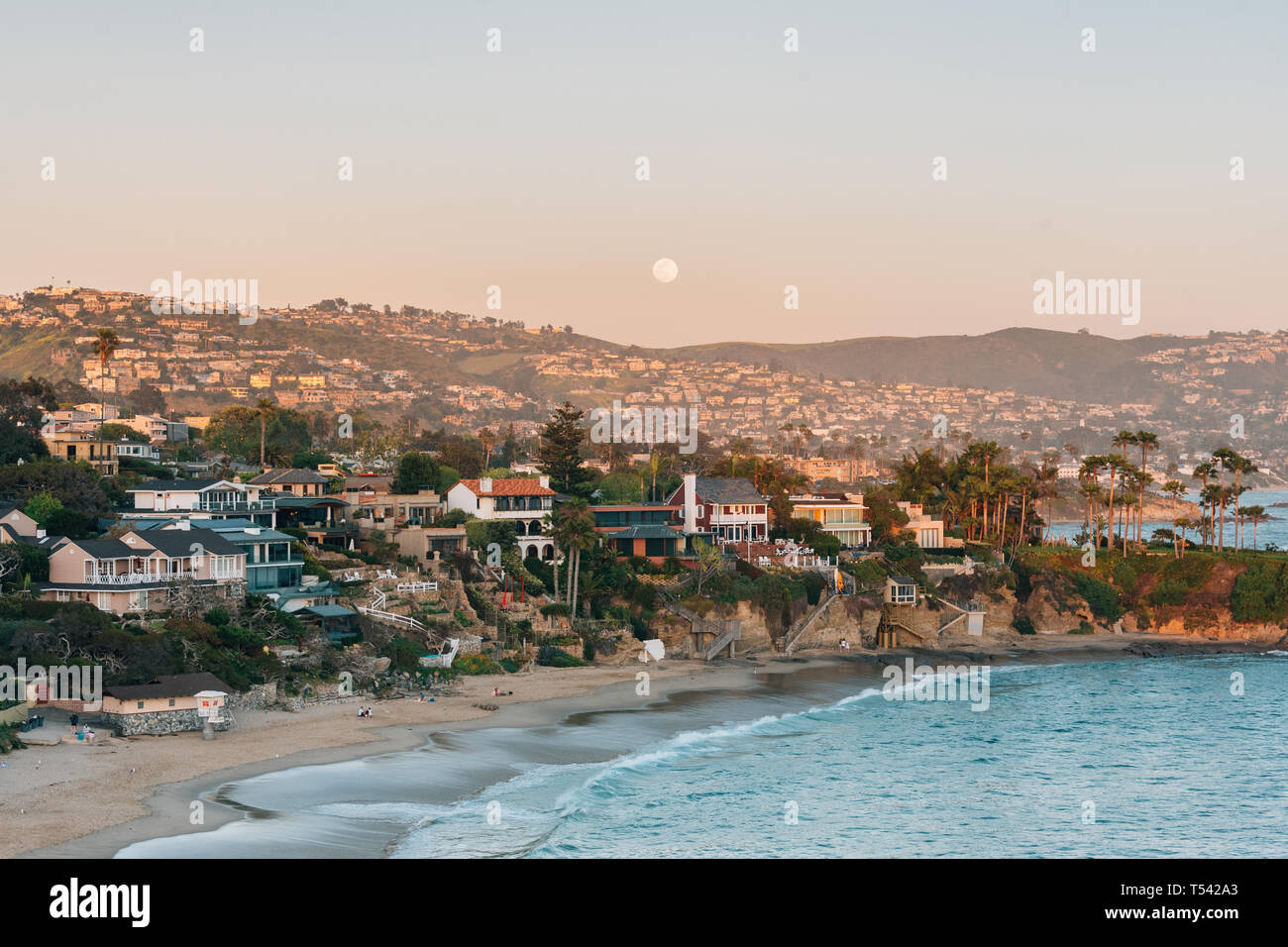 Sunset view of Crescent Bay in Laguna Beach, Orange County, California ...