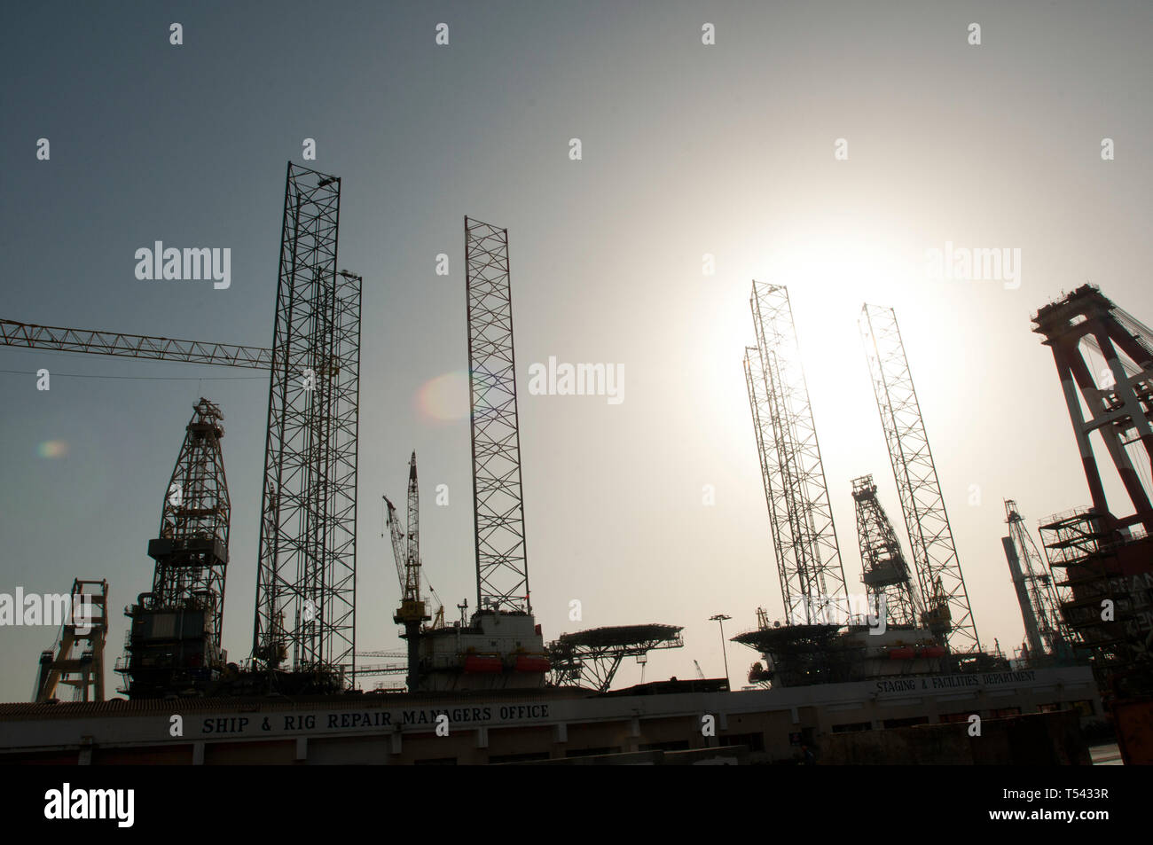 Dubai dry dock hi-res stock photography and images - Alamy