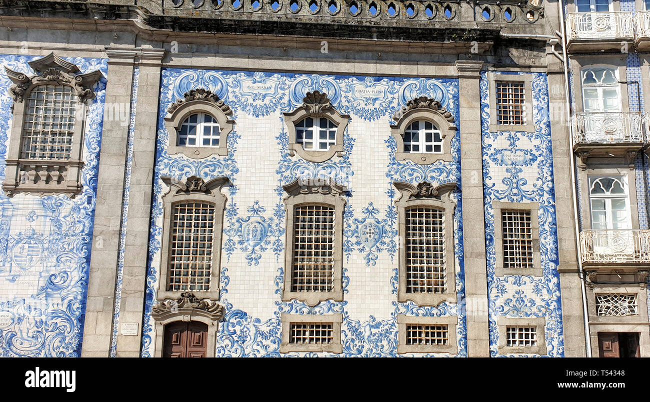 Carmo Church with blue and white decorative tiles - Porto, Portugal ...