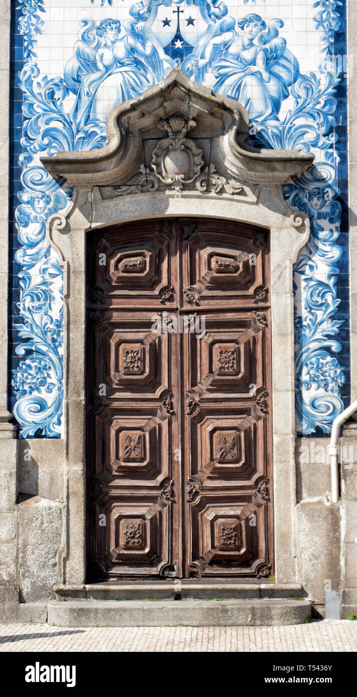 Carmo Church with blue and white decorative tiles - Porto, Portugal ...