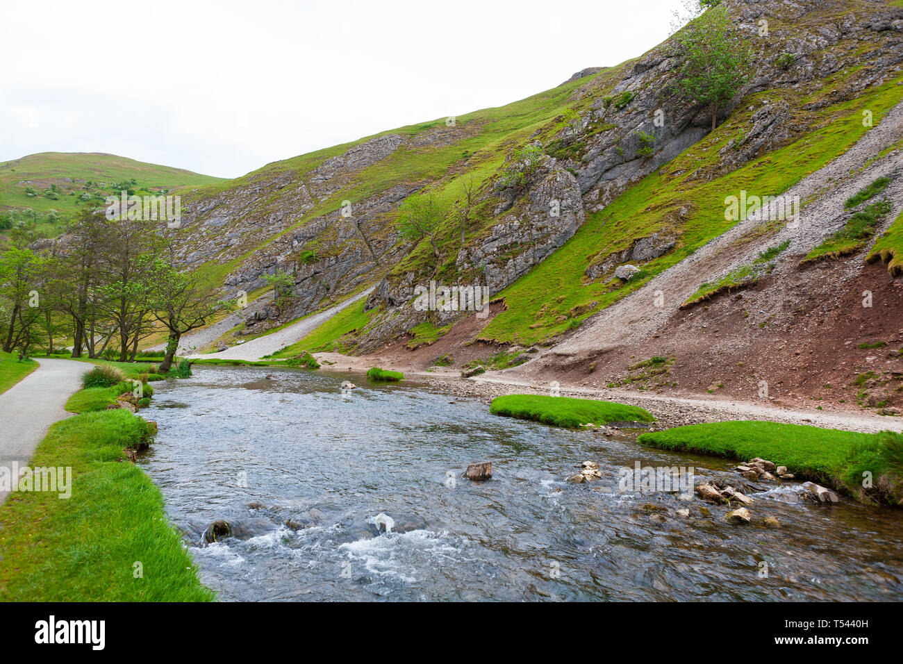 River Dove flowing through Peak District National Park, Derbyshire ...