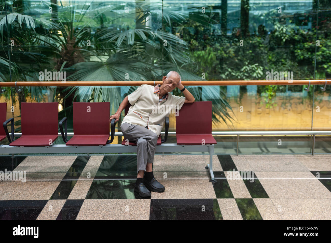 Resting tired rest seated sitting hi-res stock photography and images ...