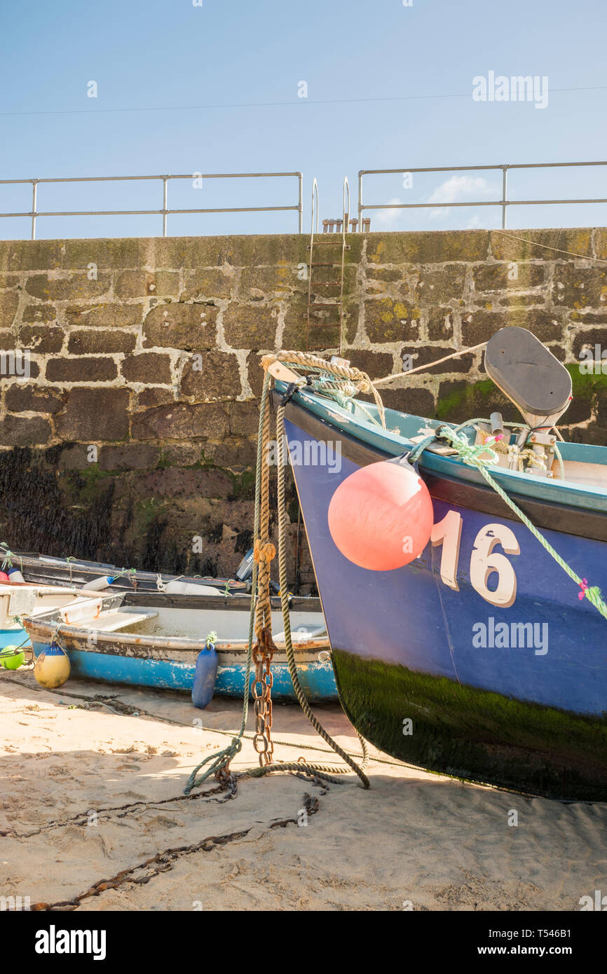 Cornwall colourful boats hi-res stock photography and images - Alamy