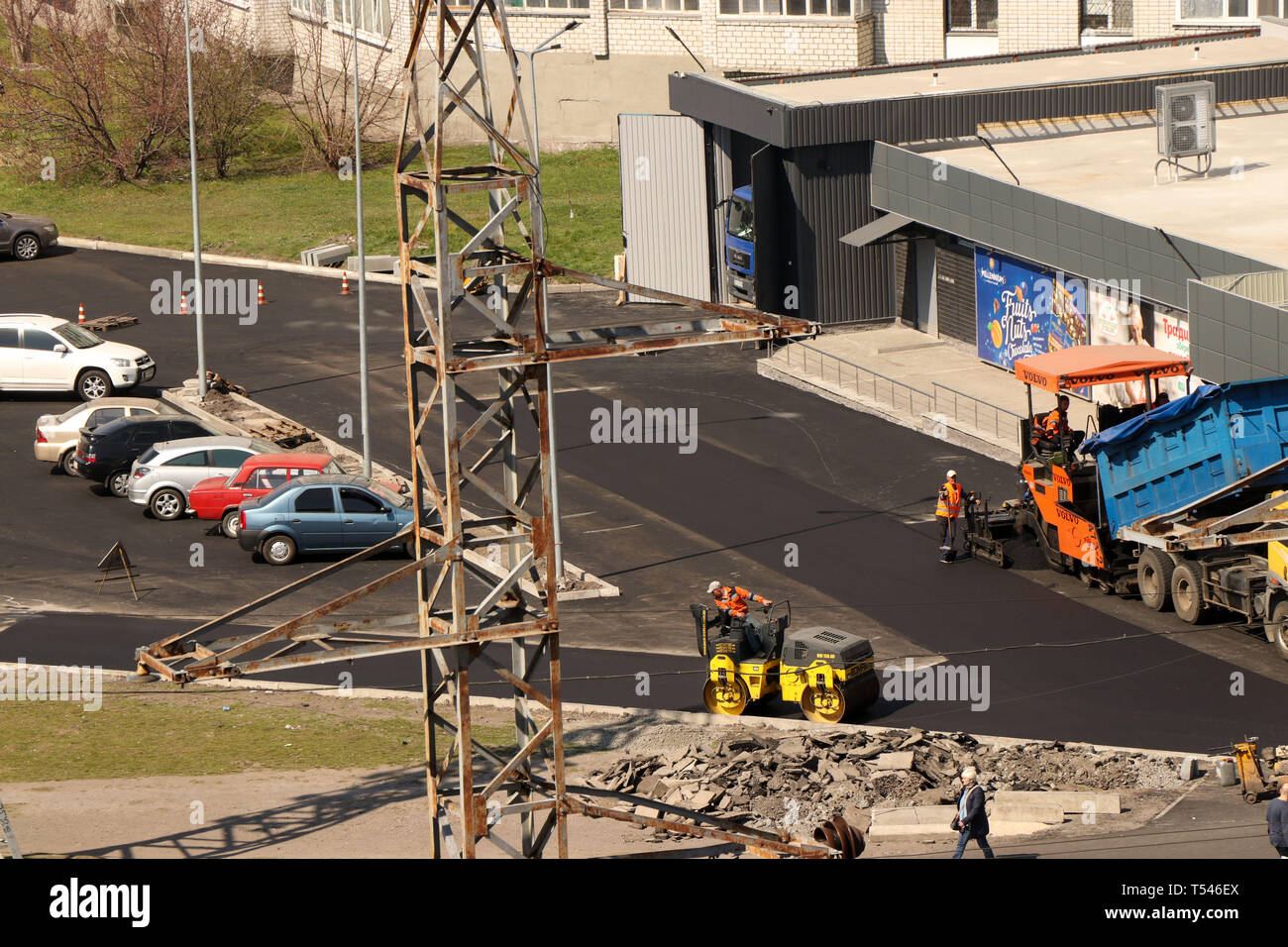 Asphalt paving machine people paver hi-res stock photography and images ...