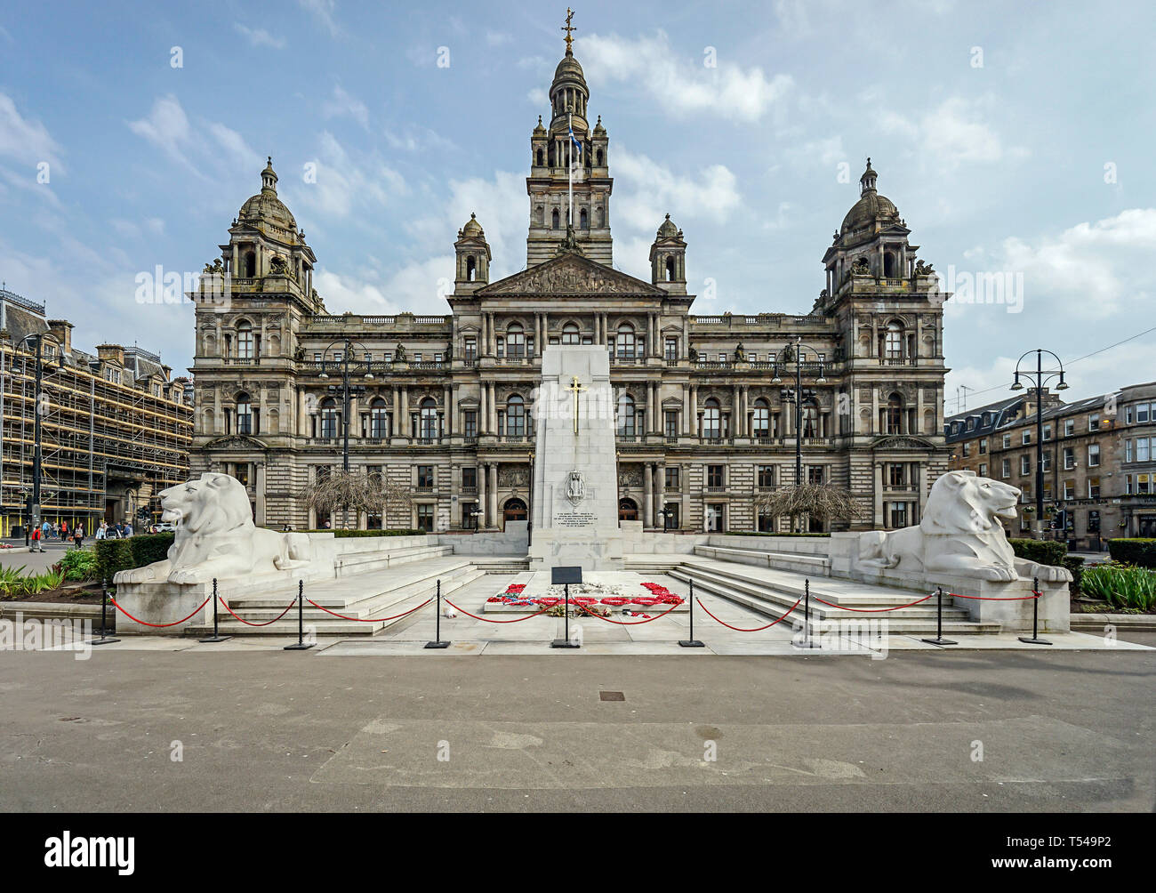The Cenotaph and Glasgow City Chambers building on George Square in ...