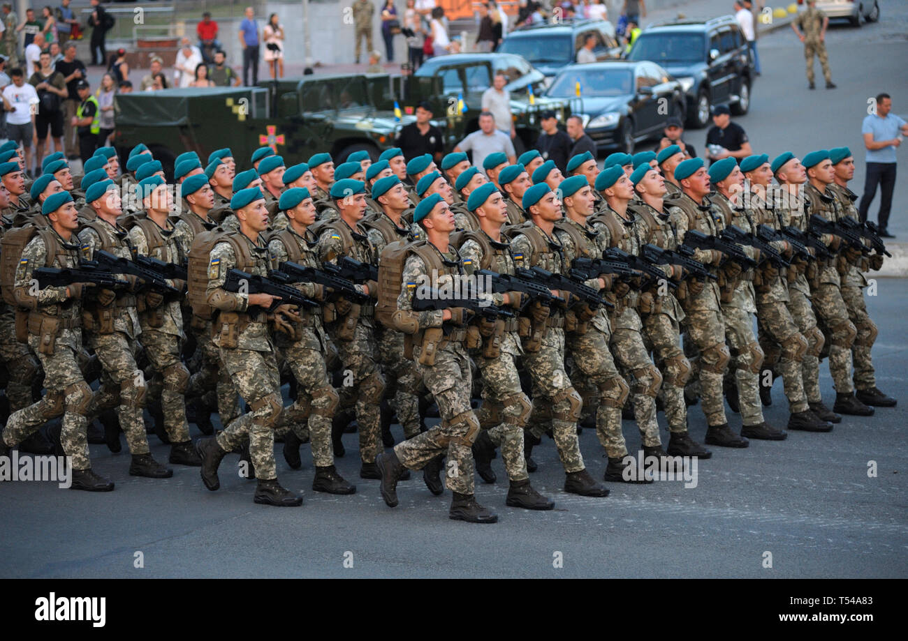 Ukrainian paratroopers marching on a square during military parade ...