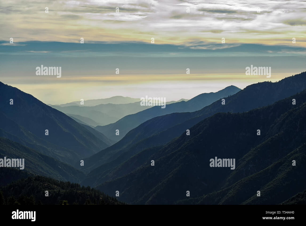 Clouds entering valley hi-res stock photography and images - Alamy
