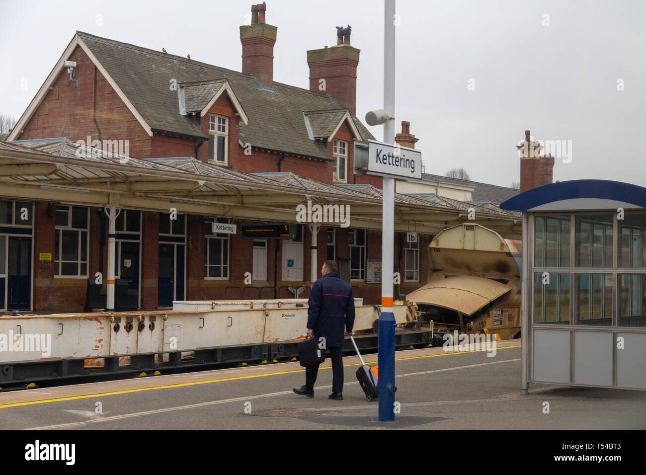 Platform at Kettering Railway Station Stock Photo - Alamy