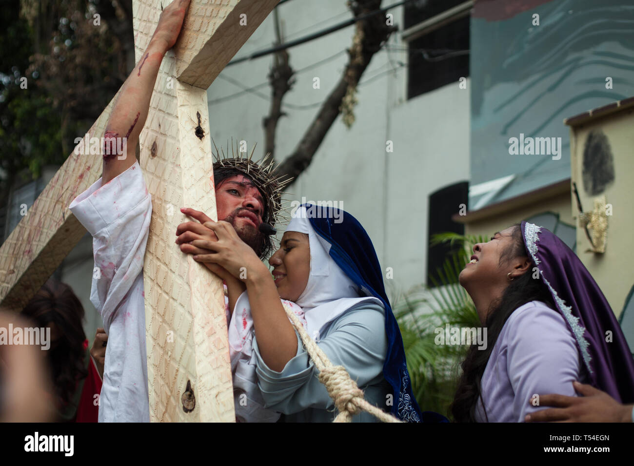 Mexico City, Mexico. 19th Apr, 2019. Believers take part in the ...