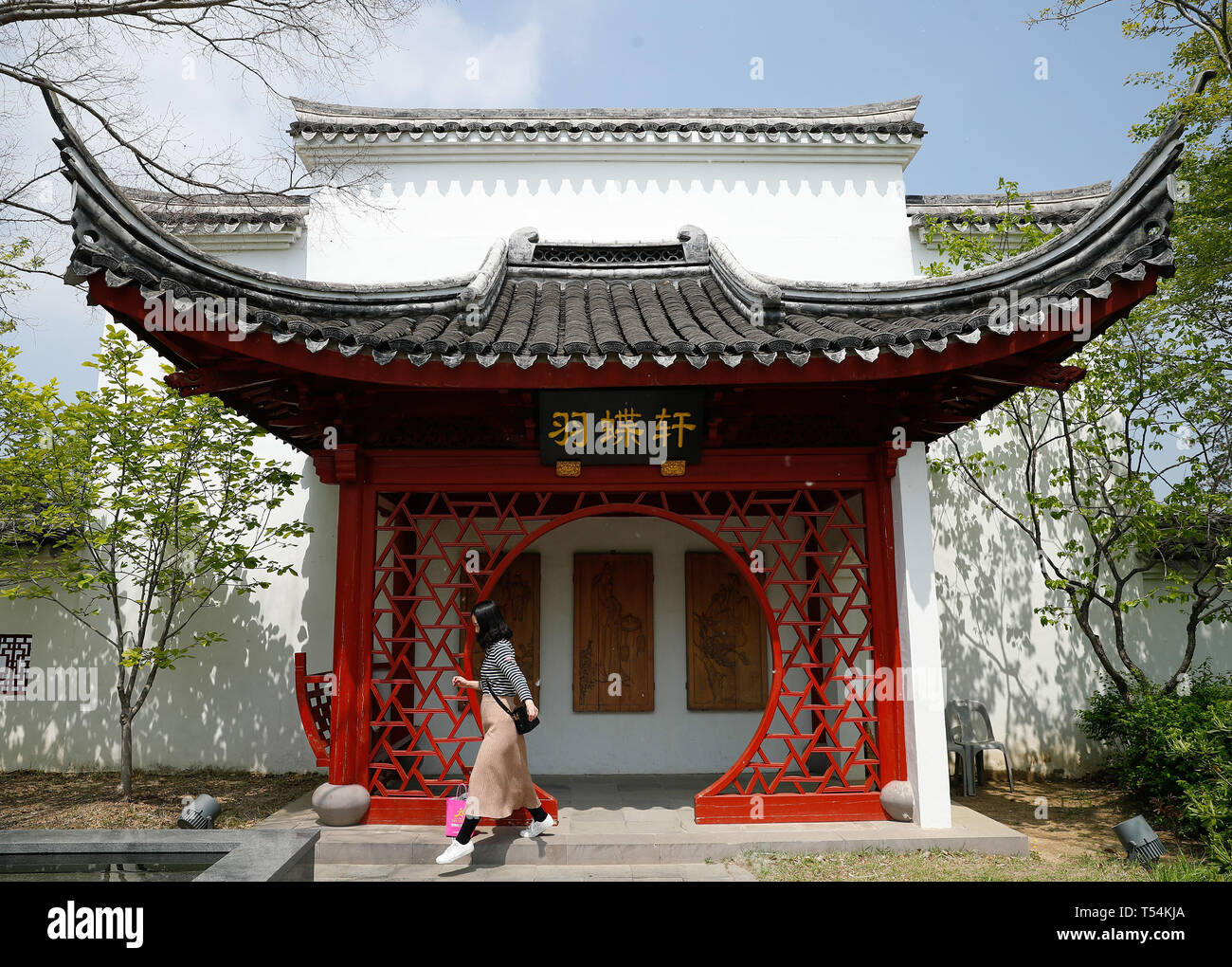 Suncheon, South Korea. 20th Apr, 2019. People visit the Chinese garden ...
