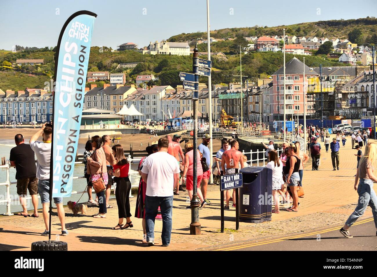 Aberystwyth, Wales, UK. 21st Apr 2019. People enjoying a wonderfully ...