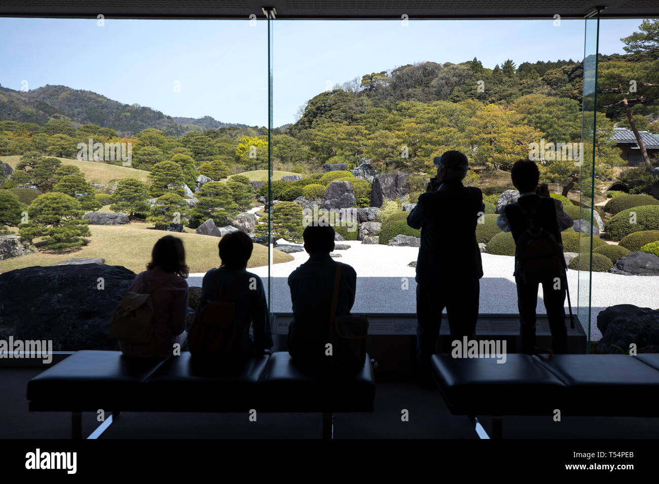 Yasugi, Japan. 18th Apr, 2019. People enjoy the scenery of the Adachi ...