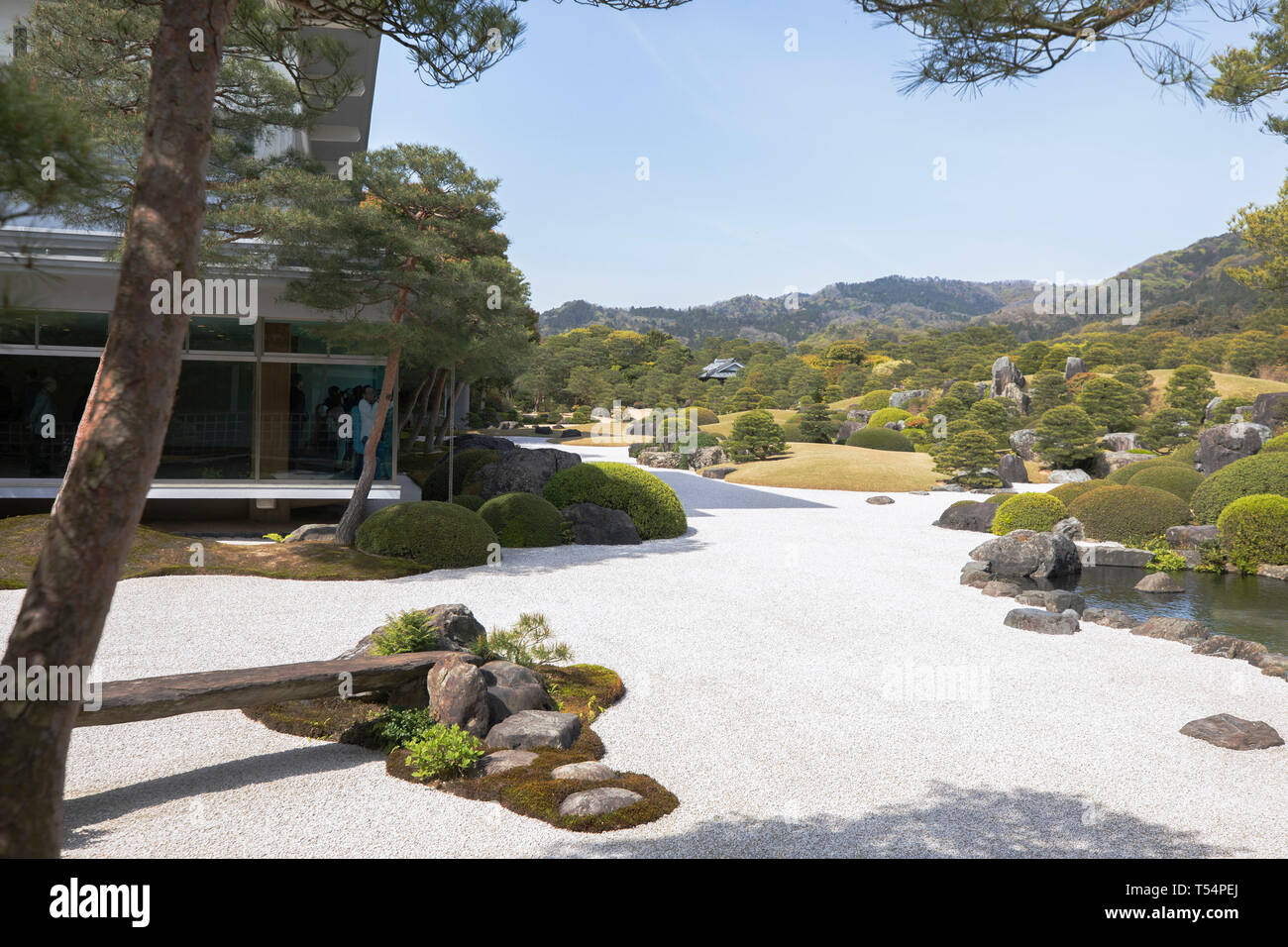 Yasugi, Japan. 18th Apr, 2019. People enjoy the scenery of the Adachi ...
