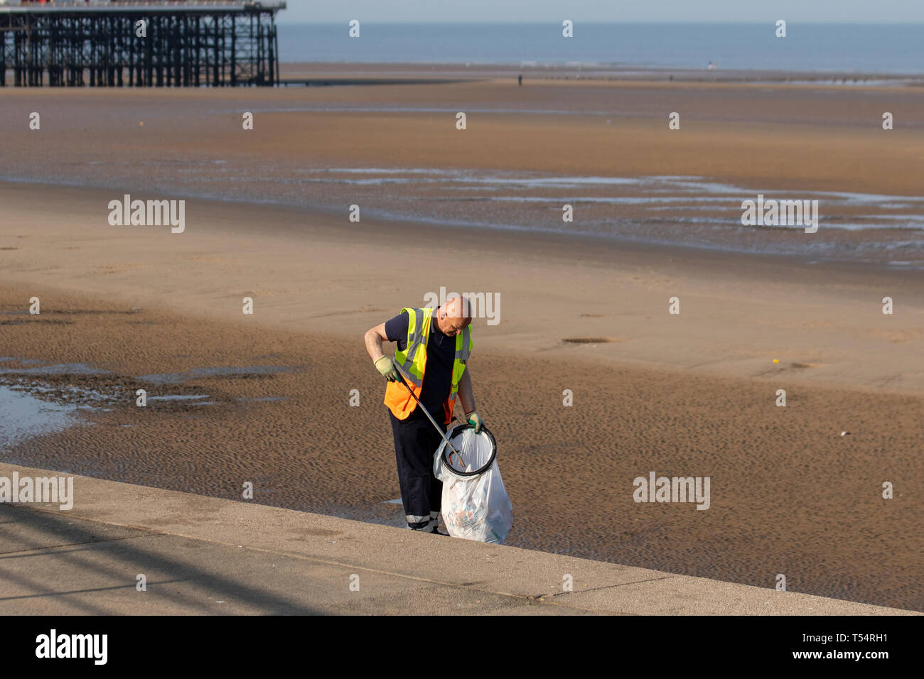 Orange litter bin beach hi-res stock photography and images - Alamy