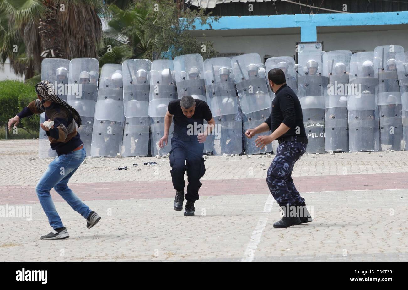 Gaza City, The Gaza Strip, Palestine. 19th Apr, 2019. Police men belong ...