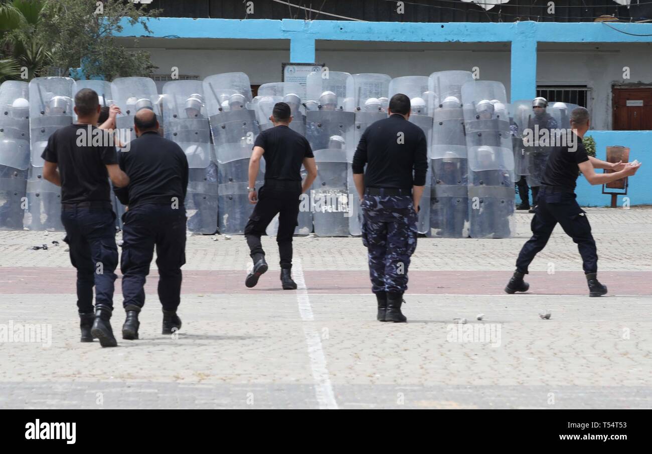 Gaza City, The Gaza Strip, Palestine. 19th Apr, 2019. Police men belong ...
