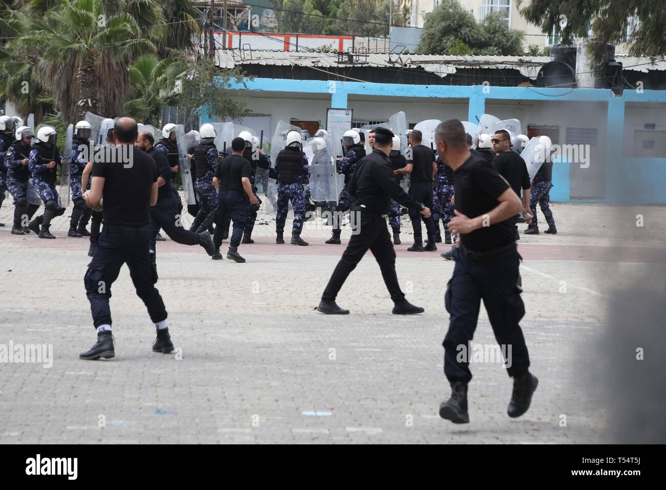 Gaza City, The Gaza Strip, Palestine. 19th Apr, 2019. Police men belong ...