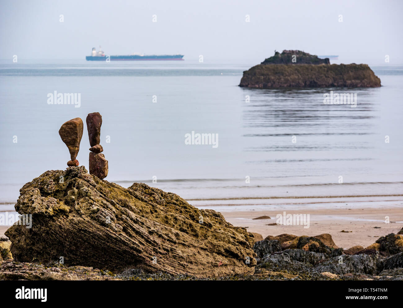 Ship on the rocks hi-res stock photography and images - Alamy