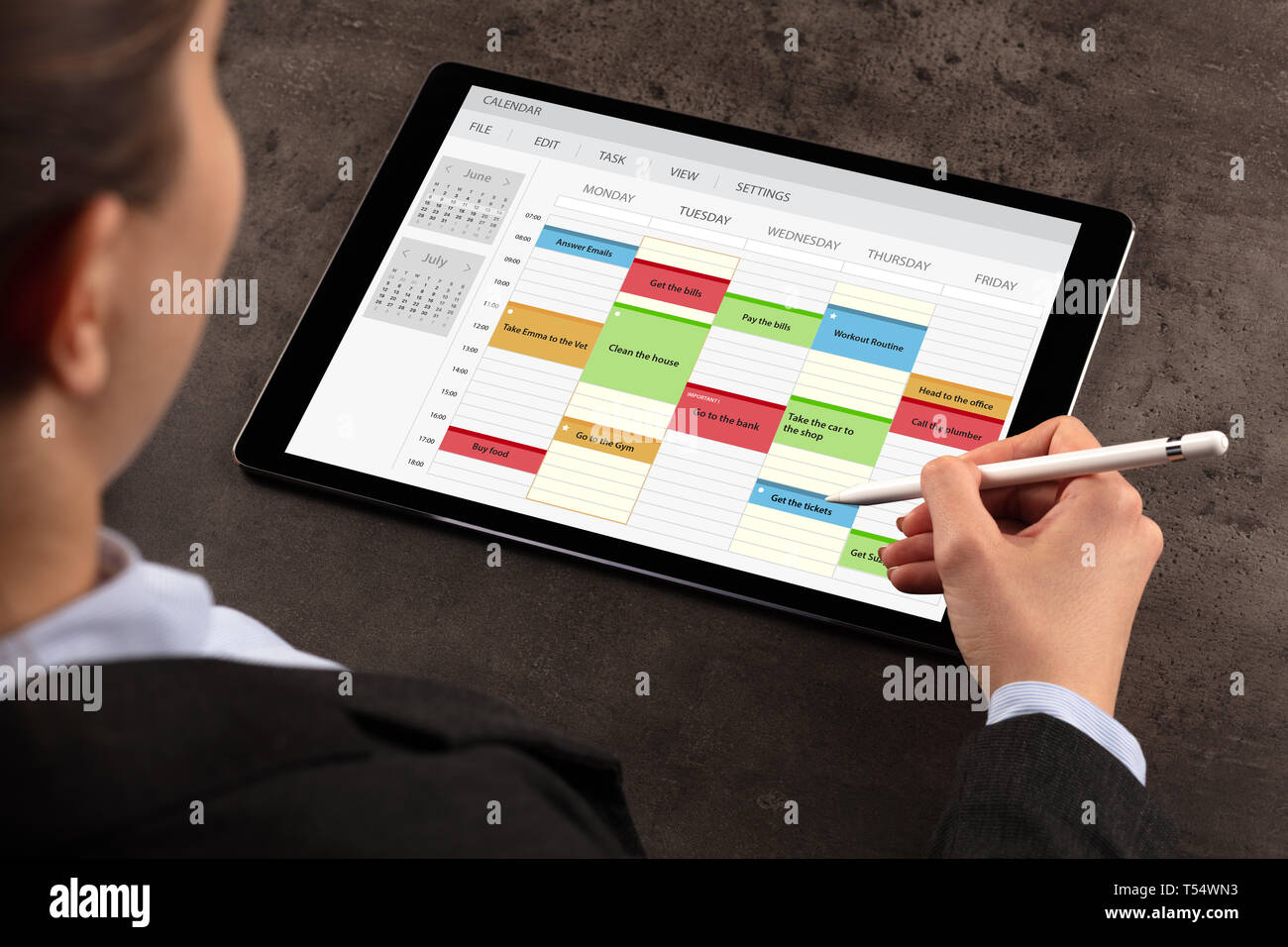 Business woman schedule her weekly program on tablet Stock Photo - Alamy