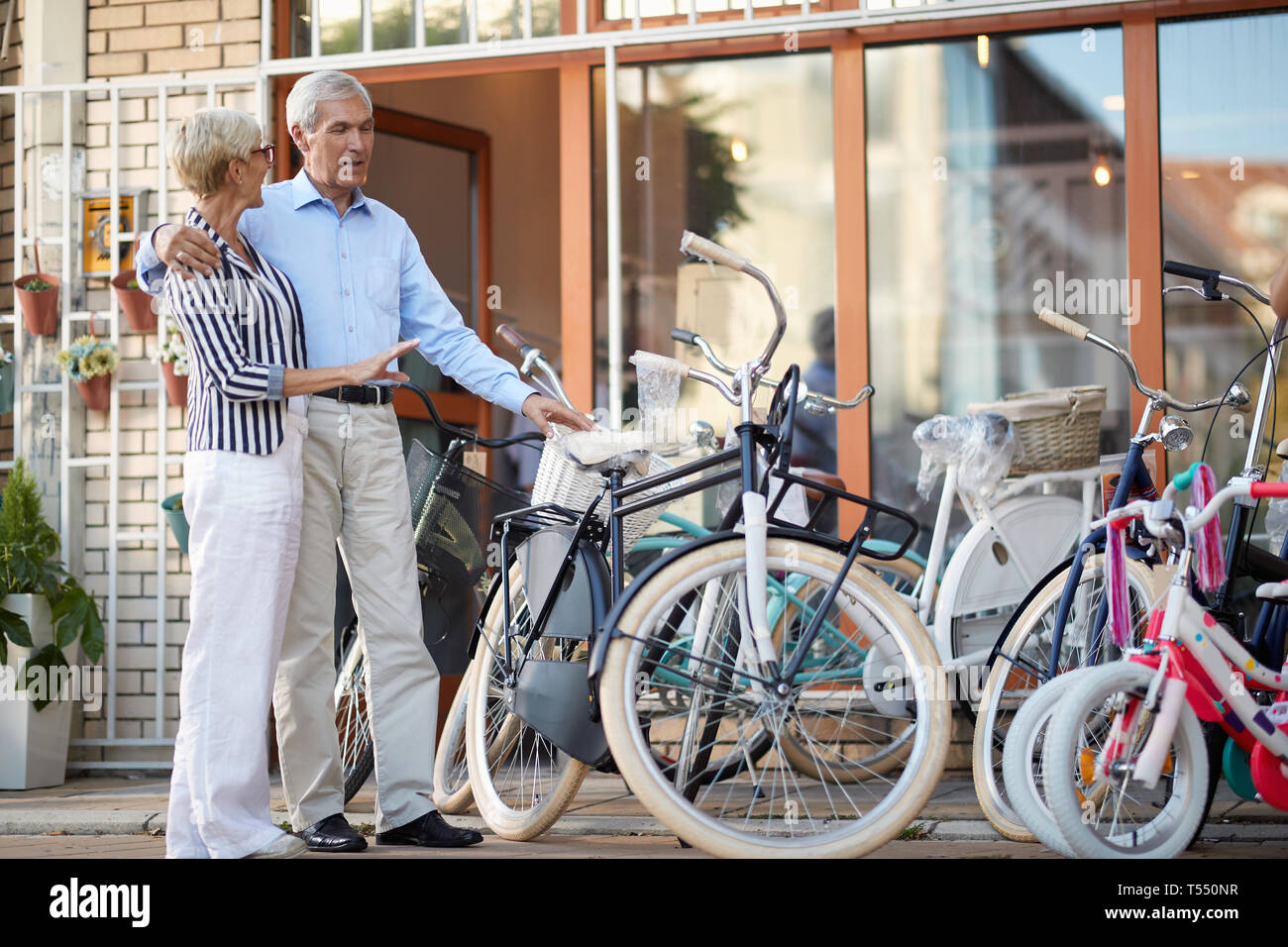 Happy cycle shop hi-res stock photography and images - Alamy