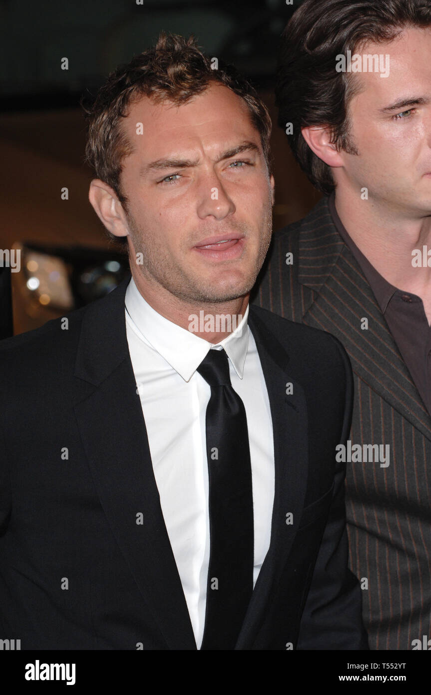 LOS ANGELES, CA. November 13, 2005: Actor JUDE LAW at the Los Angeles premiere of her new movie ...