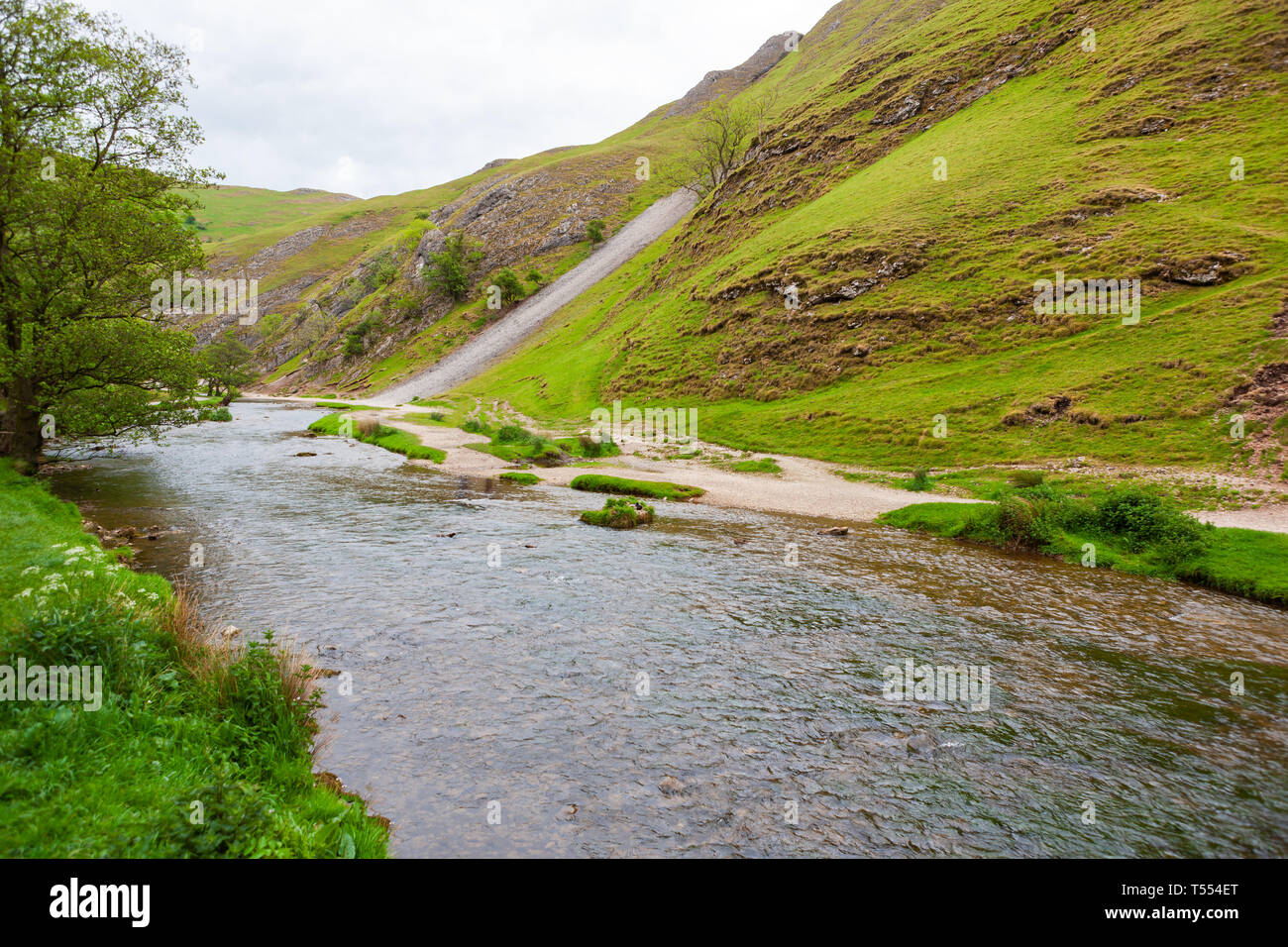 River Dove flowing through Peak District National Park, Derbyshire ...