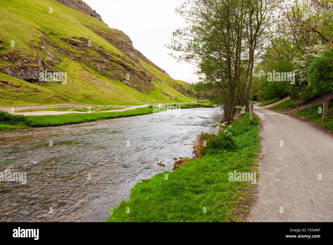 River Dove flowing through Peak District National Park, Derbyshire ...