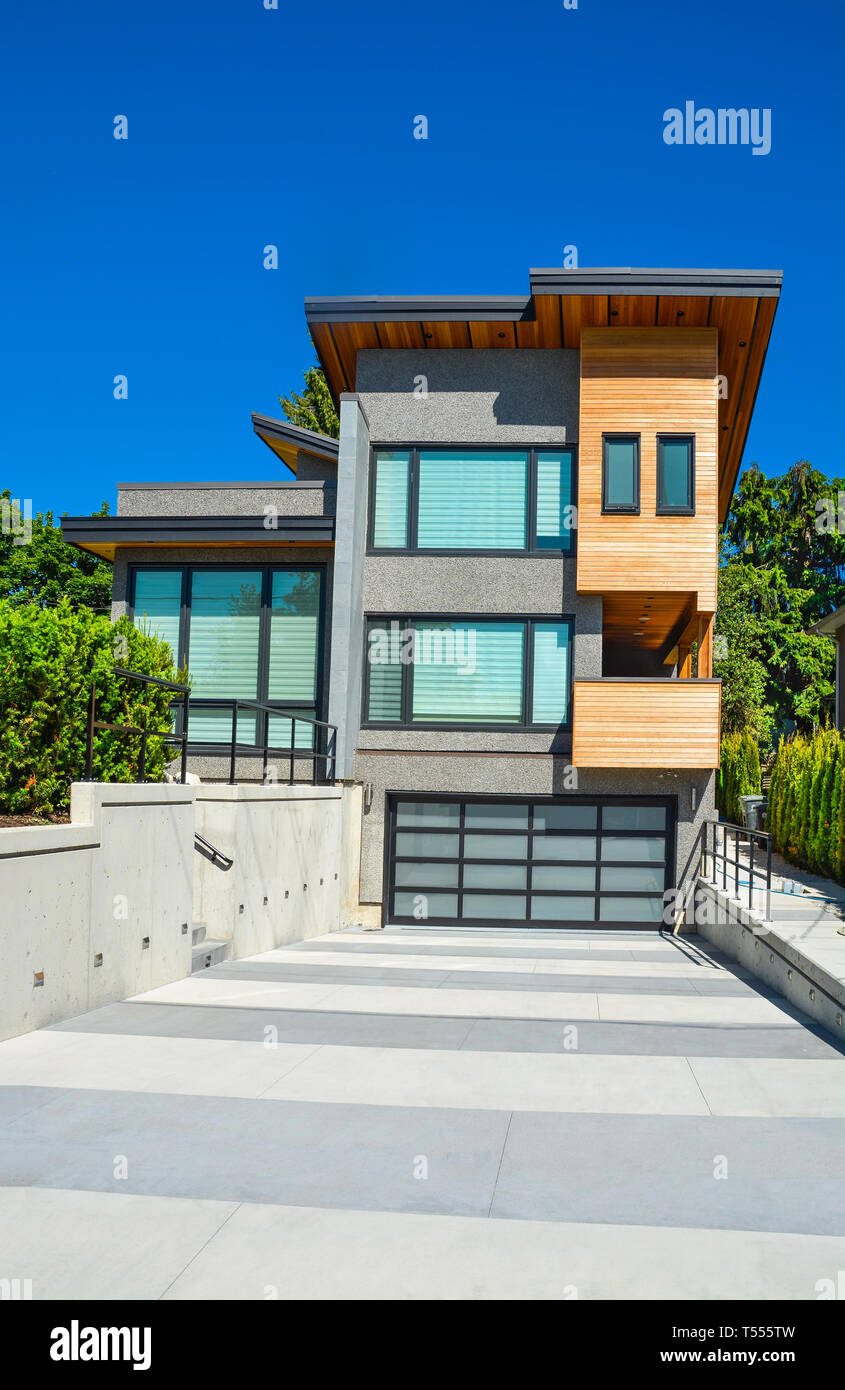 Two cars driveway hi-res stock photography and images - Alamy