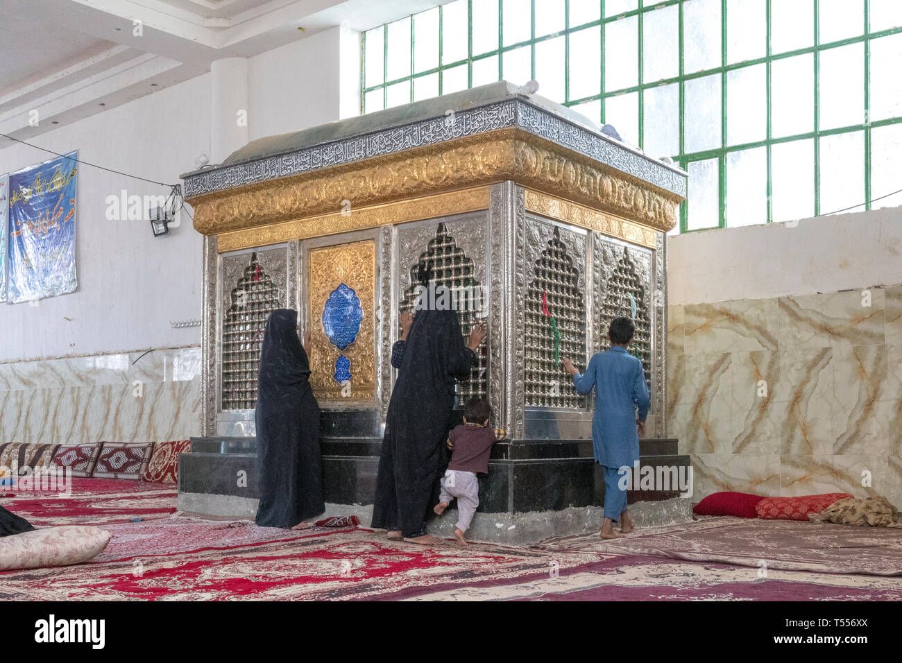 Family shrine pray hi-res stock photography and images - Alamy