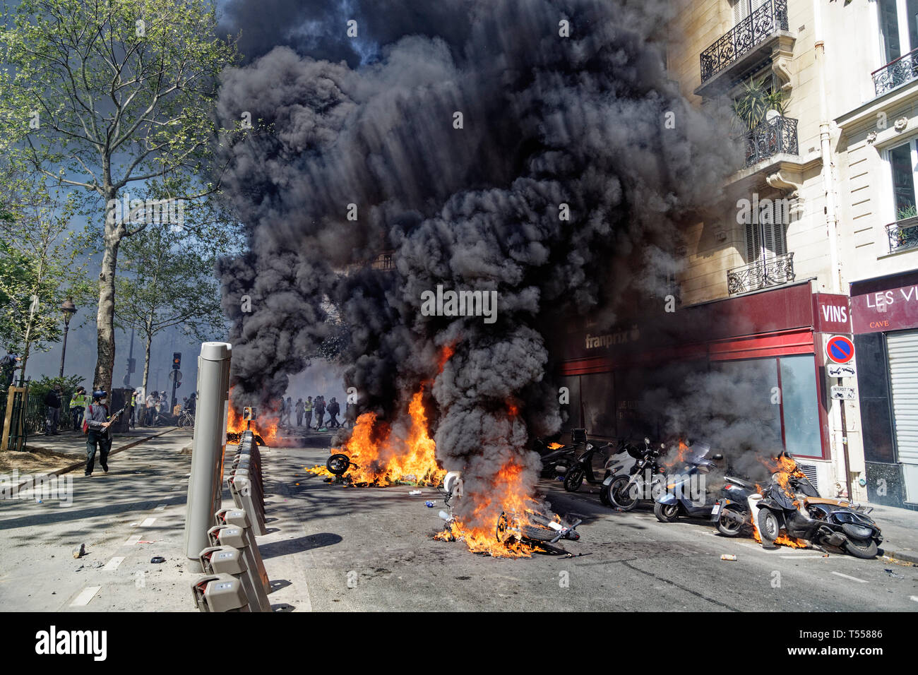 Paris, France. 20th Apr, 2019. Yellow vests demonstration for the 23rd ...
