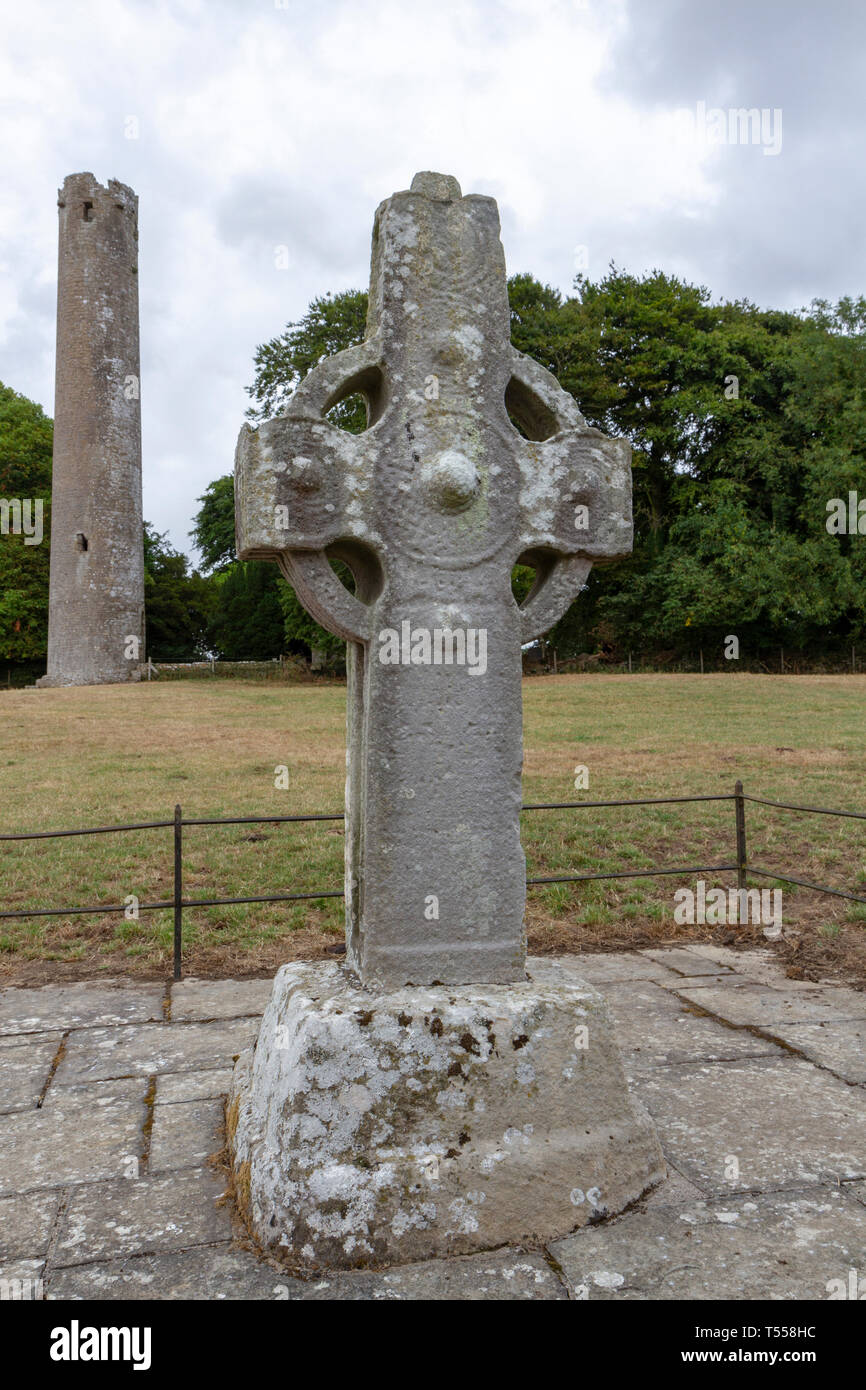 High cross and round tower hi-res stock photography and images - Alamy